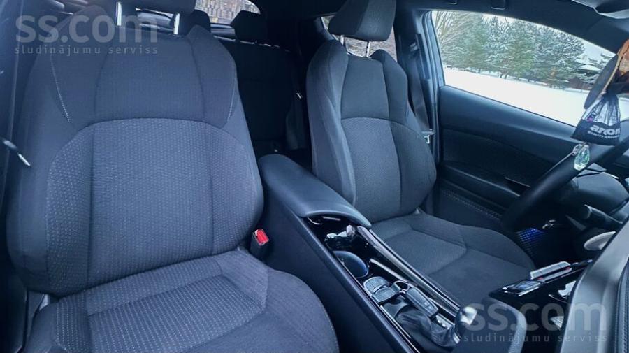 Black Toyota C-HR 2019 in Riga, with an engine capacity of 1.80 L and mileage of 133 thousand km for 17200 €, photo 9 on AUTOMOTO.COM.LV