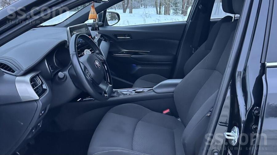 Black Toyota C-HR 2019 in Riga, with an engine capacity of 1.80 L and mileage of 133 thousand km for 17200 €, photo 11 on AUTOMOTO.COM.LV