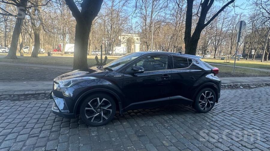 Melns Toyota C-HR 2019 Rīga, ar dzinēja tilpumu 1.80 L un nobraukumu 133 tūkst. km par 15100 €, foto 1 vietnē AUTOMOTO.COM.LV