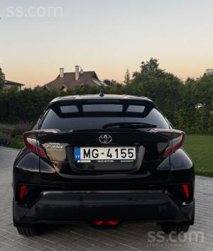 Black Toyota C-HR 2019 in Riga, with an engine capacity of 1.20 L and mileage of 90 thousand km for 16300 €, photo 5 on AUTOMOTO.COM.LV