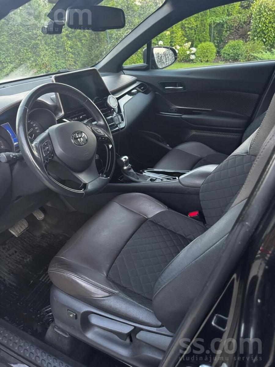 Black Toyota C-HR 2019 in Riga, with an engine capacity of 1.20 L and mileage of 90 thousand km for 16300 €, photo 7 on AUTOMOTO.COM.LV