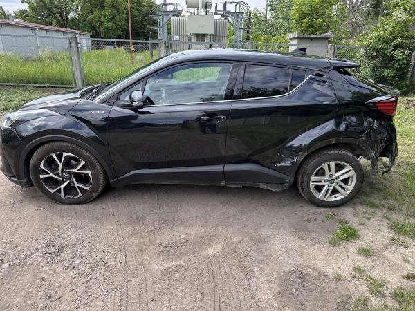 Black Toyota C-HR 2021 in Kaunas, with an engine capacity of 1.80 L and mileage of 70 thousand km for 14600 €, photo 5 on AUTOMOTO.COM.LV