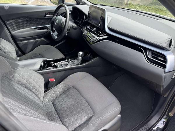 Black Toyota C-HR 2021 in Kaunas, with an engine capacity of 1.80 L and mileage of 70 thousand km for 14600 €, photo 7 on AUTOMOTO.COM.LV