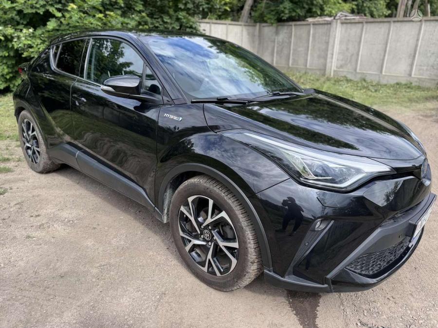 Black Toyota C-HR 2021 in Kaunas, with an engine capacity of 1.80 L and mileage of 70 thousand km for 14600 €, photo 1 on AUTOMOTO.COM.LV
