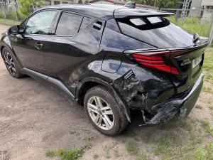 Black Toyota C-HR 2021 in Kaunas, with an engine capacity of 1.80 L and mileage of 70 thousand km for 14600 €, photo 5 on AUTOMOTO.COM.LV