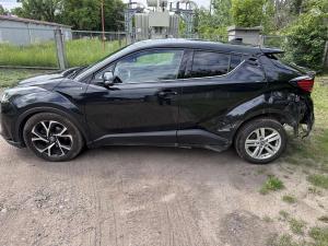 Black Toyota C-HR 2021 in Kaunas, with an engine capacity of 1.80 L and mileage of 70 thousand km for 14600 €, photo 6 on AUTOMOTO.COM.LV
