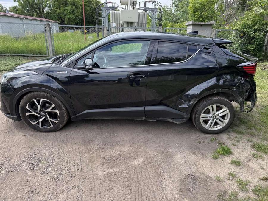 Black Toyota C-HR 2021 in Kaunas, with an engine capacity of 1.80 L and mileage of 70 thousand km for 14600 €, photo 6 on AUTOMOTO.COM.LV