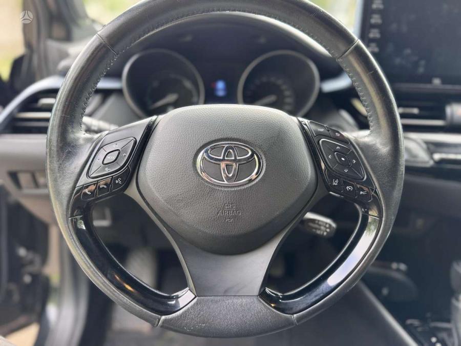 Black Toyota C-HR 2021 in Kaunas, with an engine capacity of 1.80 L and mileage of 70 thousand km for 14600 €, photo 13 on AUTOMOTO.COM.LV