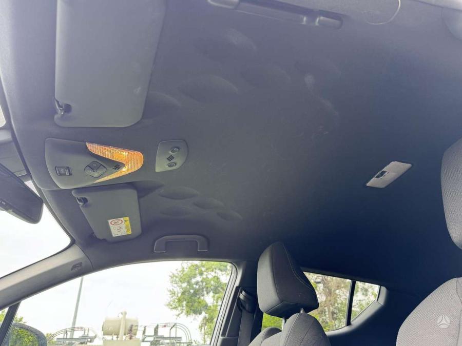 Black Toyota C-HR 2021 in Kaunas, with an engine capacity of 1.80 L and mileage of 70 thousand km for 14600 €, photo 17 on AUTOMOTO.COM.LV