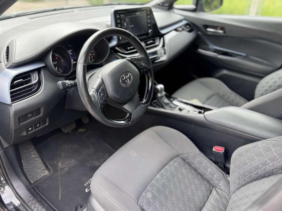 Black Toyota C-HR 2021 in Kaunas, with an engine capacity of 1.80 L and mileage of 70 thousand km for 14600 €, photo 19 on AUTOMOTO.COM.LV
