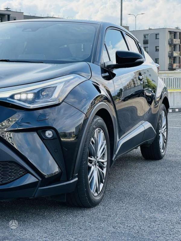 Black Toyota C-HR 2021 in Vilnius, with an engine capacity of 1.80 L and mileage of 80 thousand km for 24900 €, photo 3 on AUTOMOTO.COM.LV