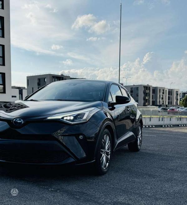 Black Toyota C-HR 2021 in Vilnius, with an engine capacity of 1.80 L and mileage of 80 thousand km for 24900 €, photo 4 on AUTOMOTO.COM.LV