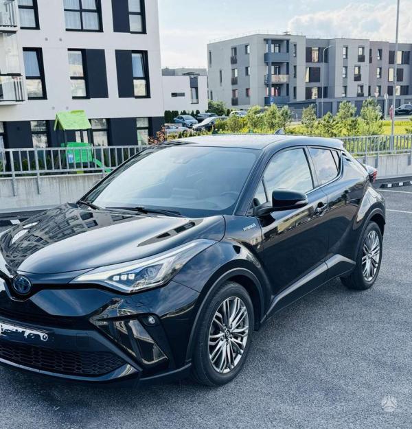 Black Toyota C-HR 2021 in Vilnius, with an engine capacity of 1.80 L and mileage of 80 thousand km for 24900 €, photo 5 on AUTOMOTO.COM.LV