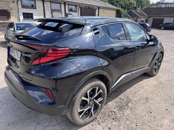 Black Toyota C-HR 2021 in Kaunas, with an engine capacity of 1.80 L and mileage of 70 thousand km for 14550 €, photo 3 on AUTOMOTO.COM.LV