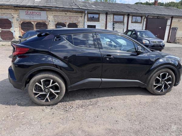Black Toyota C-HR 2021 in Kaunas, with an engine capacity of 1.80 L and mileage of 70 thousand km for 14550 €, photo 4 on AUTOMOTO.COM.LV