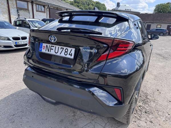 Black Toyota C-HR 2021 in Kaunas, with an engine capacity of 1.80 L and mileage of 70 thousand km for 14550 €, photo 5 on AUTOMOTO.COM.LV