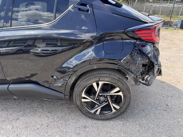 Black Toyota C-HR 2021 in Kaunas, with an engine capacity of 1.80 L and mileage of 70 thousand km for 14550 €, photo 8 on AUTOMOTO.COM.LV