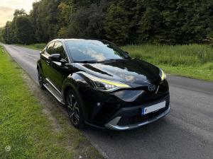 Melns Toyota C-HR 2021 Viļņa, ar dzinēja tilpumu 1.99 L un nobraukumu 150 tūkst. km par 20500 €, foto  vietnē AUTOMOTO.COM.LV