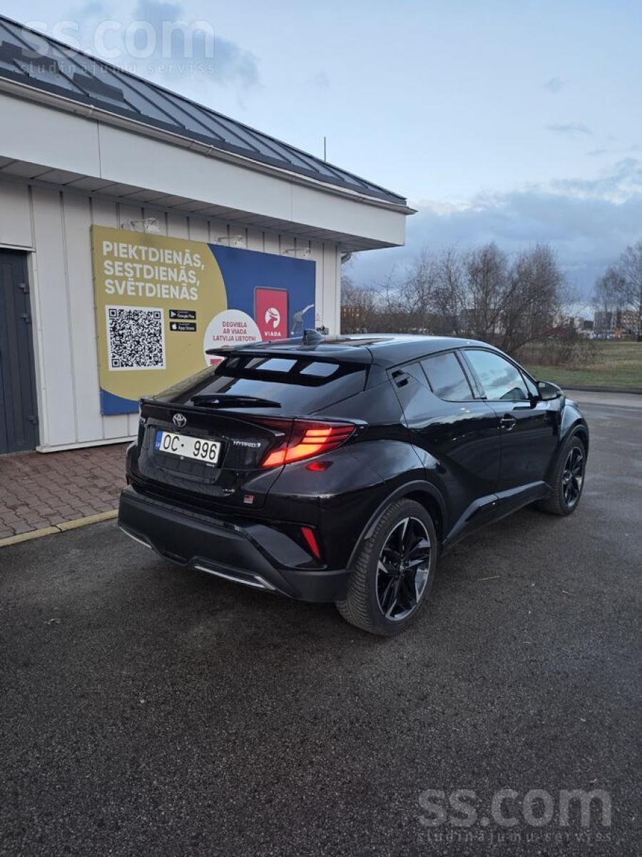 Black Toyota C-HR 2022 in Riga, with an engine capacity of 2.00 L and mileage of 45 thousand km for 25555 €, photo 2 on AUTOMOTO.COM.LV