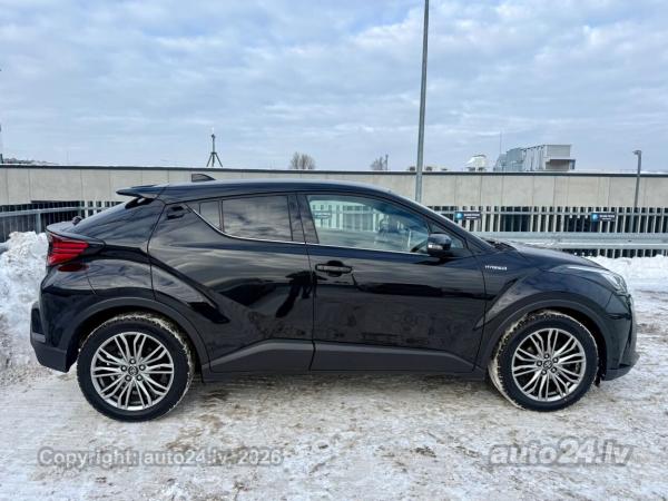 Black Toyota C-HR 2022 in Tallinn, with an engine capacity of 1.80 L and mileage of 36 thousand km for 21900 €, photo 5 on AUTOMOTO.COM.LV
