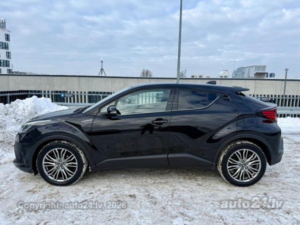 Black Toyota C-HR 2022 in Tallinn, with an engine capacity of 1.80 L and mileage of 36 thousand km for 21900 €, photo 6 on AUTOMOTO.COM.LV