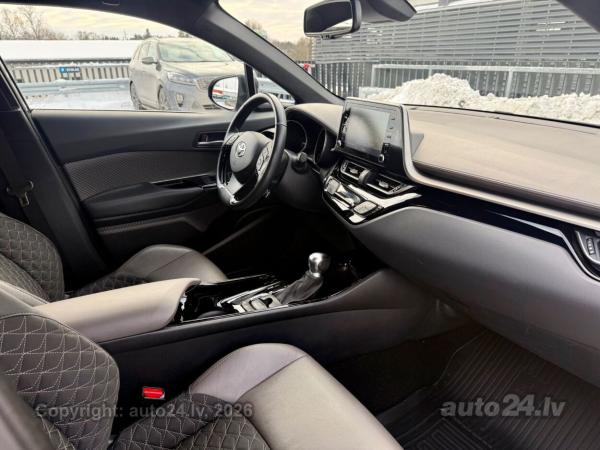 Black Toyota C-HR 2022 in Tallinn, with an engine capacity of 1.80 L and mileage of 36 thousand km for 21900 €, photo 10 on AUTOMOTO.COM.LV