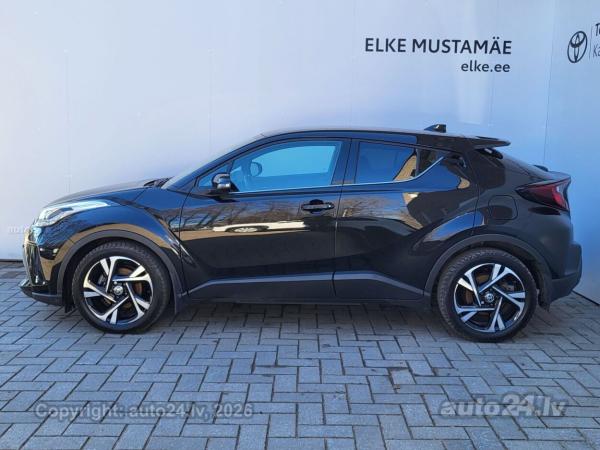 Melns Toyota C-HR 2022 Tallina, ar dzinēja tilpumu 1.80 L un nobraukumu 59 tūkst. km par 21995 €, foto 3 vietnē AUTOMOTO.COM.LV