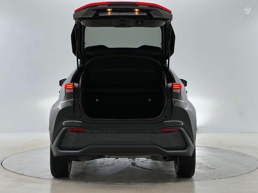 Black Toyota C-HR 2023 in Vilnius, with an engine capacity of 1.80 L and mileage of 30 thousand km for 27900 €, photo 10 on AUTOMOTO.COM.LV