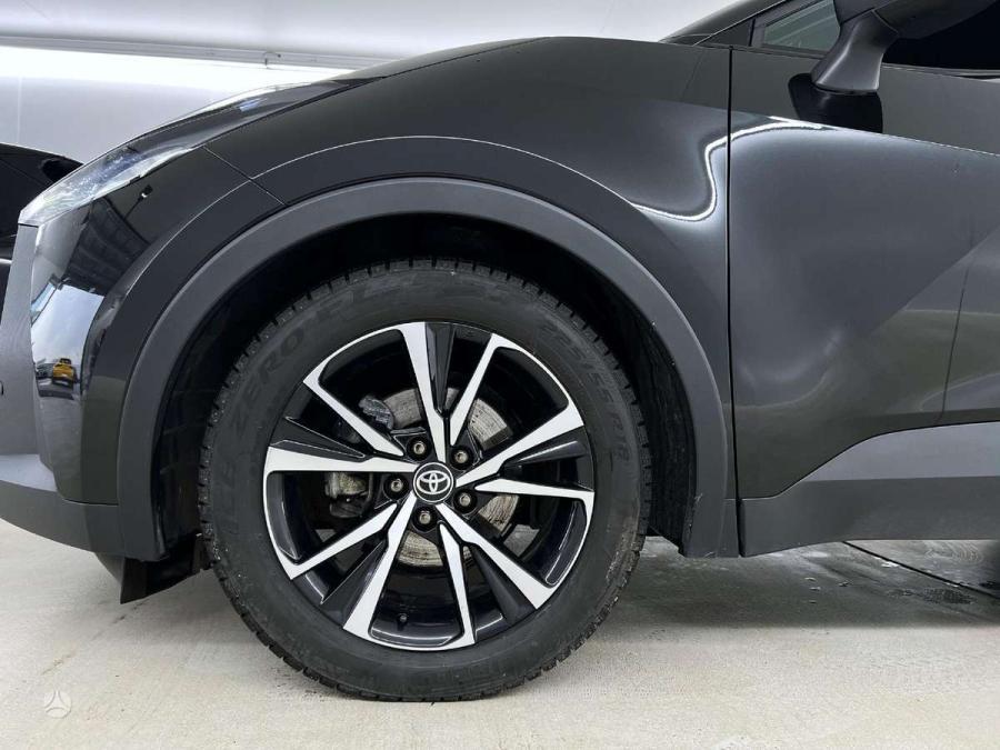 Black Toyota C-HR 2023 in Vilnius, with an engine capacity of 1.80 L and mileage of 30 thousand km for 27900 €, photo 15 on AUTOMOTO.COM.LV