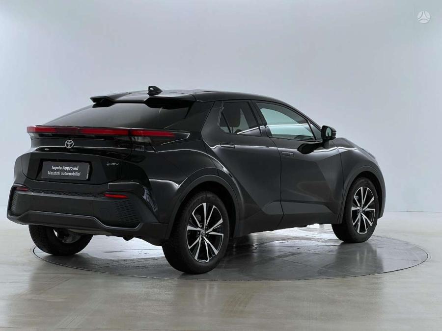 Black Toyota C-HR 2023 in Vilnius, with an engine capacity of 1.80 L and mileage of 30 thousand km for 27900 €, photo 20 on AUTOMOTO.COM.LV