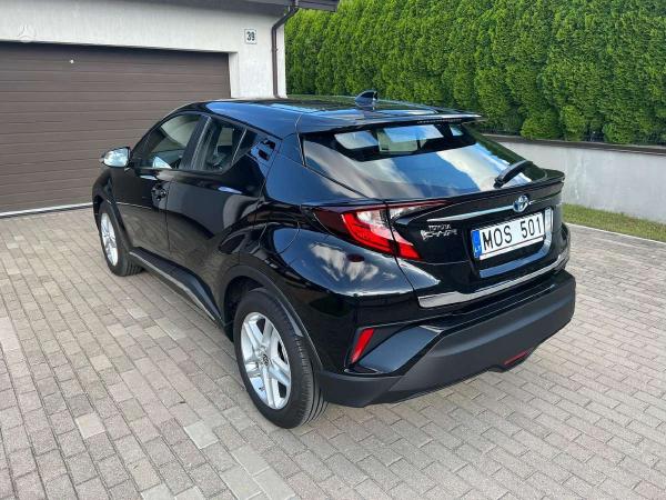 Black Toyota C-HR 2023 in Vilnius, with an engine capacity of 1.80 L and mileage of 26 thousand km for 24500 €, photo 3 on AUTOMOTO.COM.LV