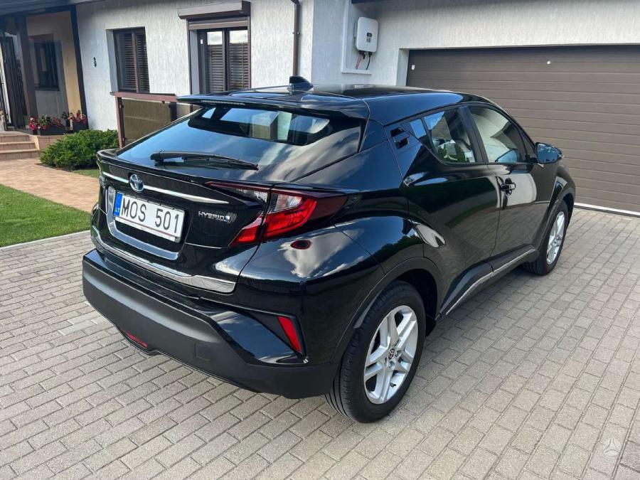 Black Toyota C-HR 2023 in Vilnius, with an engine capacity of 1.80 L and mileage of 26 thousand km for 24500 €, photo 4 on AUTOMOTO.COM.LV