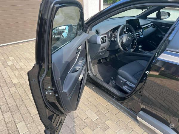 Black Toyota C-HR 2023 in Vilnius, with an engine capacity of 1.80 L and mileage of 26 thousand km for 24500 €, photo 5 on AUTOMOTO.COM.LV