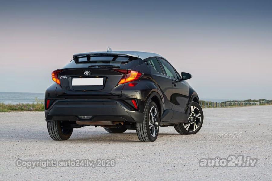 Черный Тойота C-HR 2023 в Таллин, объемом двигателя 1.80 л и пробегом 26 тыс. км за 28500 €, фото 4 на AUTOMOTO.COM.LV