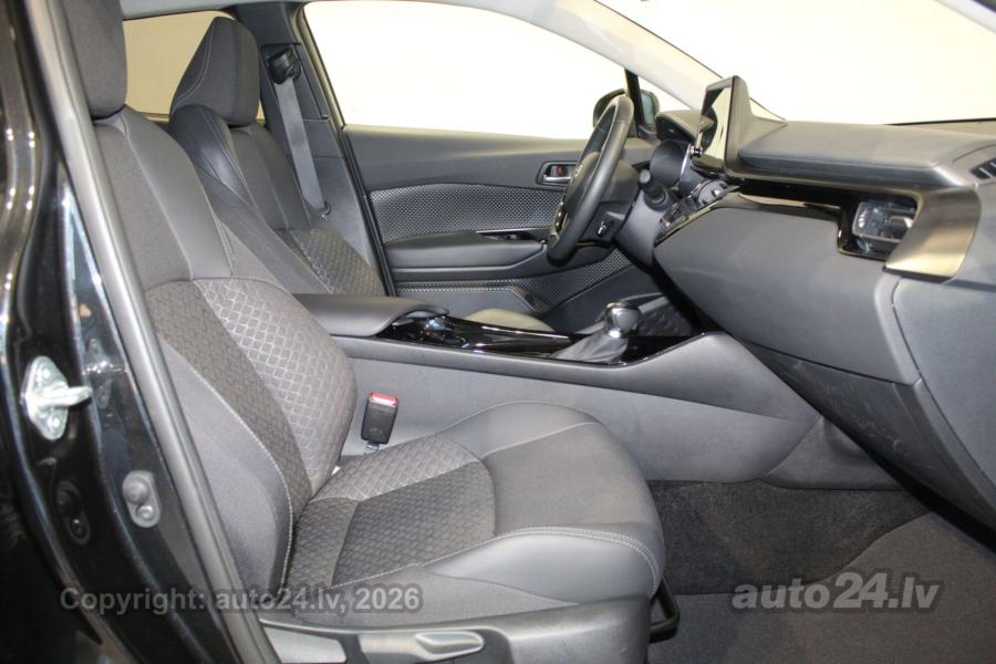 Black Toyota C-HR 2023 in Tallinn, with an engine capacity of 1.80 L and mileage of 31 thousand km for 24990 €, photo 7 on AUTOMOTO.COM.LV