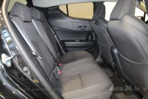 Black Toyota C-HR 2023 in Tallinn, with an engine capacity of 1.80 L and mileage of 31 thousand km for 24990 €, photo 8 on AUTOMOTO.COM.LV