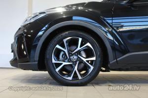 Black Toyota C-HR 2023 in Tallinn, with an engine capacity of 1.80 L and mileage of 31 thousand km for 24990 €, photo 15 on AUTOMOTO.COM.LV