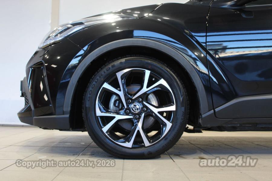 Black Toyota C-HR 2023 in Tallinn, with an engine capacity of 1.80 L and mileage of 31 thousand km for 24990 €, photo 15 on AUTOMOTO.COM.LV