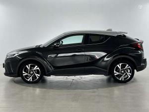 Black Toyota C-HR 2023 in Vilnius, with an engine capacity of 1.80 L and mileage of 85 thousand km for 24900 €, photo 4 on AUTOMOTO.COM.LV