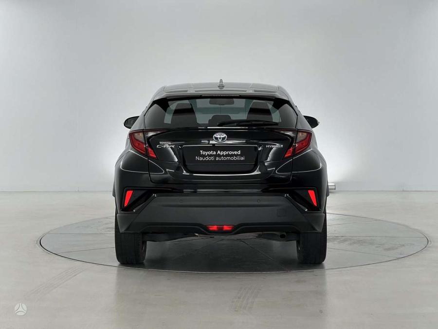 Black Toyota C-HR 2023 in Vilnius, with an engine capacity of 1.80 L and mileage of 85 thousand km for 24900 €, photo 5 on AUTOMOTO.COM.LV
