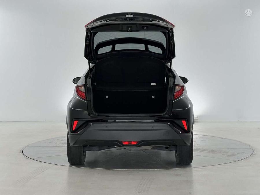 Black Toyota C-HR 2023 in Vilnius, with an engine capacity of 1.80 L and mileage of 85 thousand km for 24900 €, photo 11 on AUTOMOTO.COM.LV