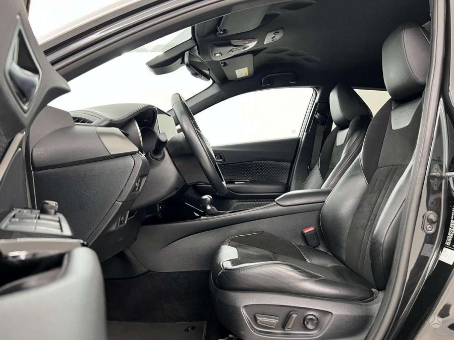Black Toyota C-HR 2023 in Vilnius, with an engine capacity of 1.80 L and mileage of 85 thousand km for 24900 €, photo 12 on AUTOMOTO.COM.LV