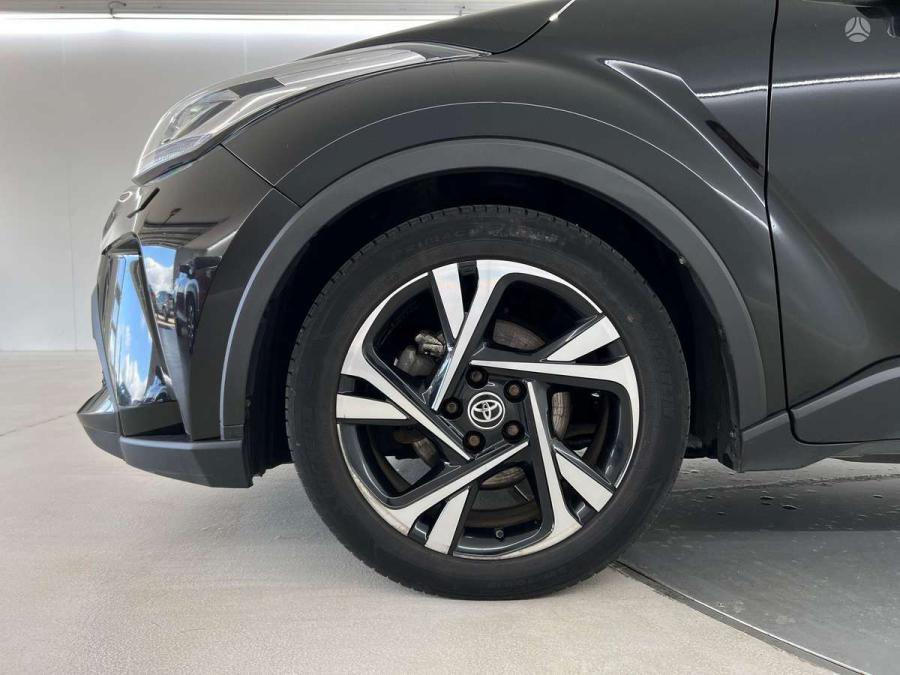 Black Toyota C-HR 2023 in Vilnius, with an engine capacity of 1.80 L and mileage of 85 thousand km for 24900 €, photo 16 on AUTOMOTO.COM.LV