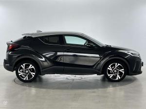 Black Toyota C-HR 2023 in Vilnius, with an engine capacity of 1.80 L and mileage of 85 thousand km for 24900 €, photo 17 on AUTOMOTO.COM.LV
