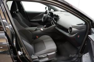 Black Toyota C-HR 2024 in Tartu, with an engine capacity of 1.80 L and mileage of 31 thousand km for 27990 €, photo 4 on AUTOMOTO.COM.LV