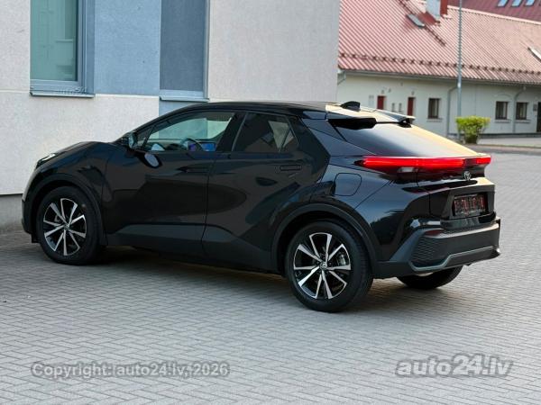 Melns Toyota C-HR 2024 Tallina, ar dzinēja tilpumu 2.00 L un nobraukumu 44 tūkst. km par 33900 €, foto 2 vietnē AUTOMOTO.COM.LV