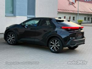 Black Toyota C-HR 2024 in Tallinn, with an engine capacity of 2.00 L and mileage of 44 thousand km for 33900 €, photo 3 on AUTOMOTO.COM.LV