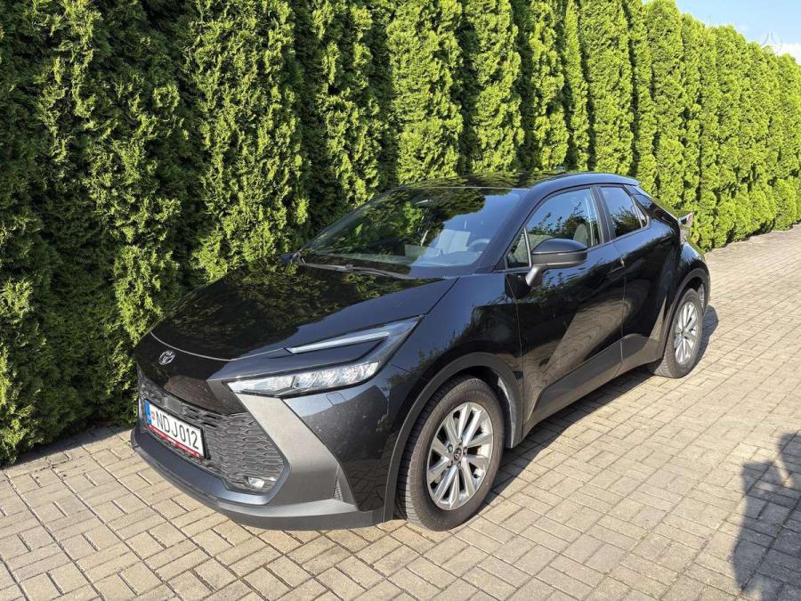 Black Toyota C-HR 2024 in Kaunas, with an engine capacity of 1.80 L and mileage of 58 thousand km for 24800 €, photo 1 on AUTOMOTO.COM.LV