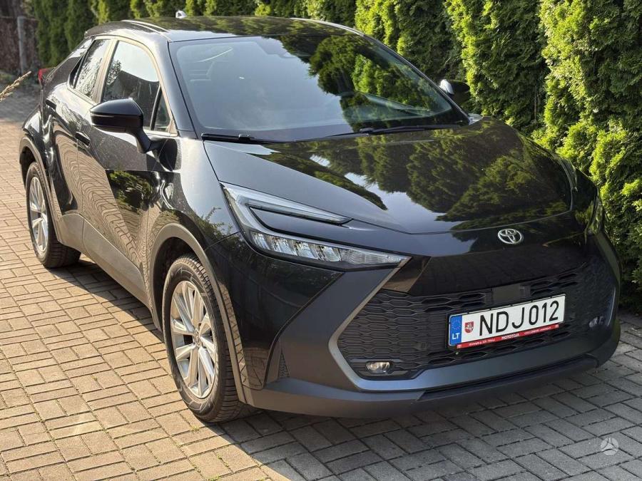 Black Toyota C-HR 2024 in Kaunas, with an engine capacity of 1.80 L and mileage of 58 thousand km for 24800 €, photo 3 on AUTOMOTO.COM.LV
