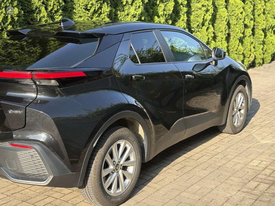 Black Toyota C-HR 2024 in Kaunas, with an engine capacity of 1.80 L and mileage of 58 thousand km for 24800 €, photo 4 on AUTOMOTO.COM.LV